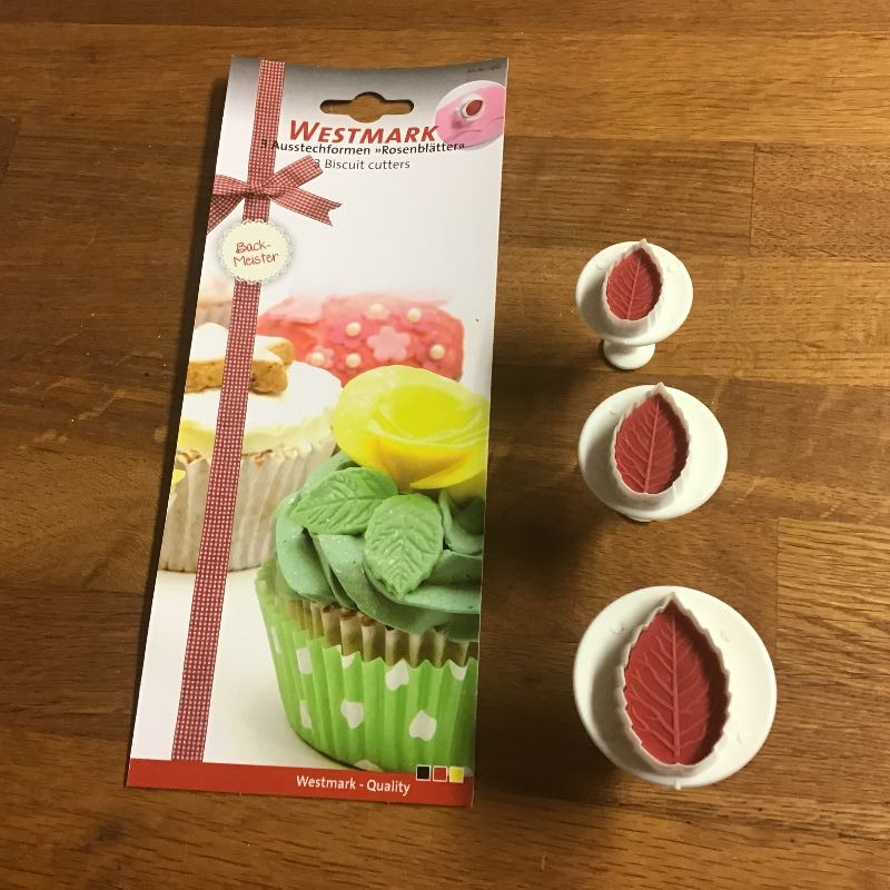 Udstikkerforme til kagepyntning - Blomster, blade, hjerter mm. Se her.